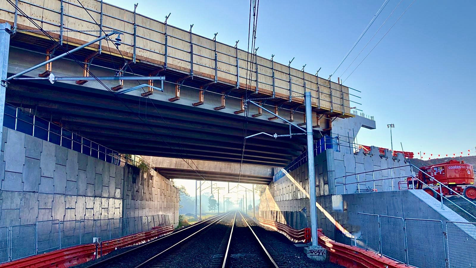 Heathcote Road – Girder lift over electrified rail | Ertech